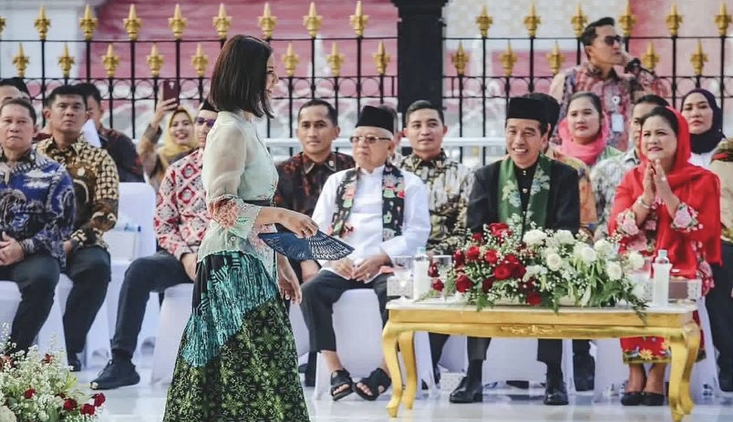 8 OOTD Artis Mix and Match Kebaya dengan Sneakers Cocok untuk Acara ...