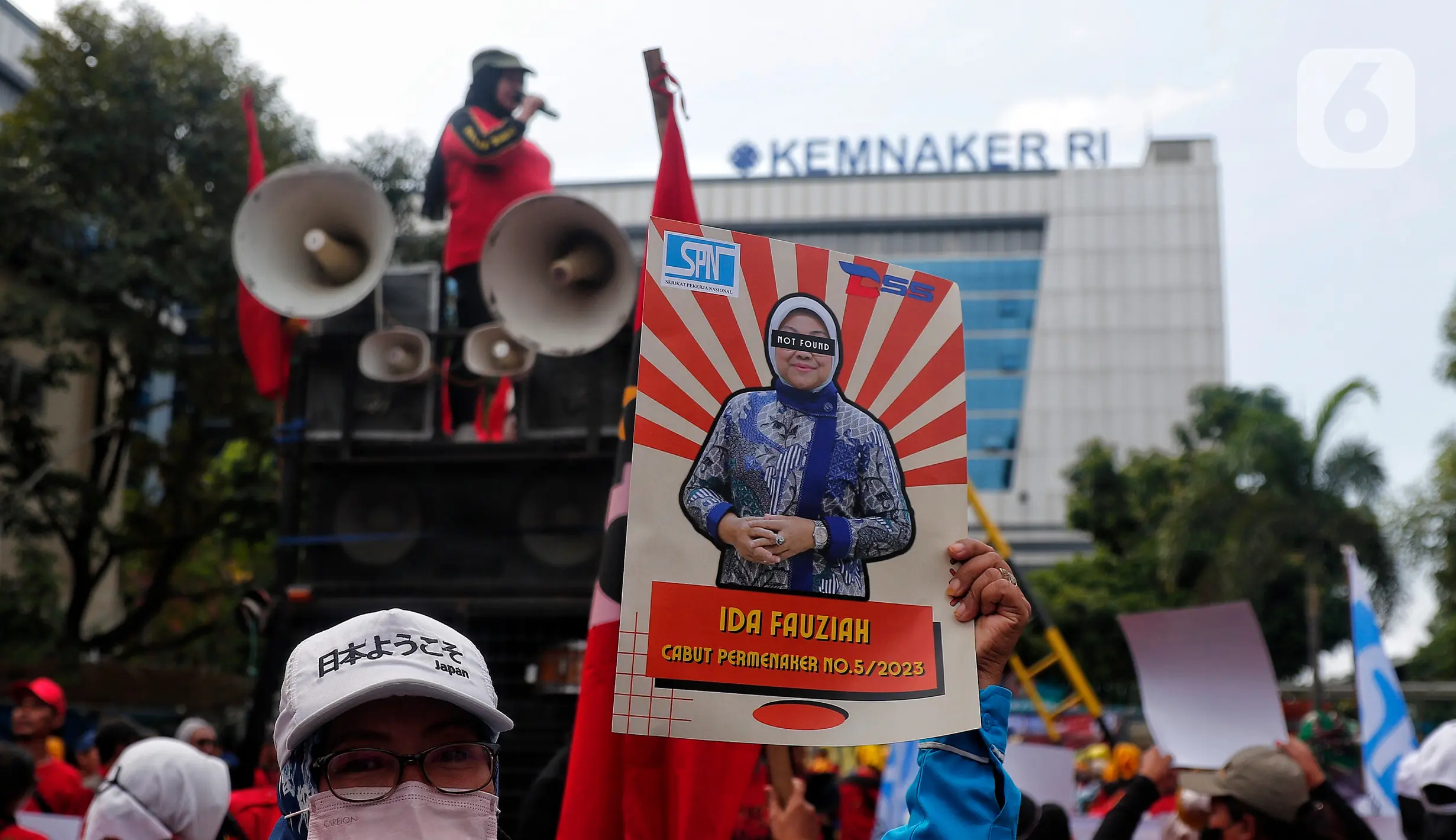 Buruh Geruduk Kemnaker Tolak Aturan Potong Upah 25 Persen - Foto Liputan6.com