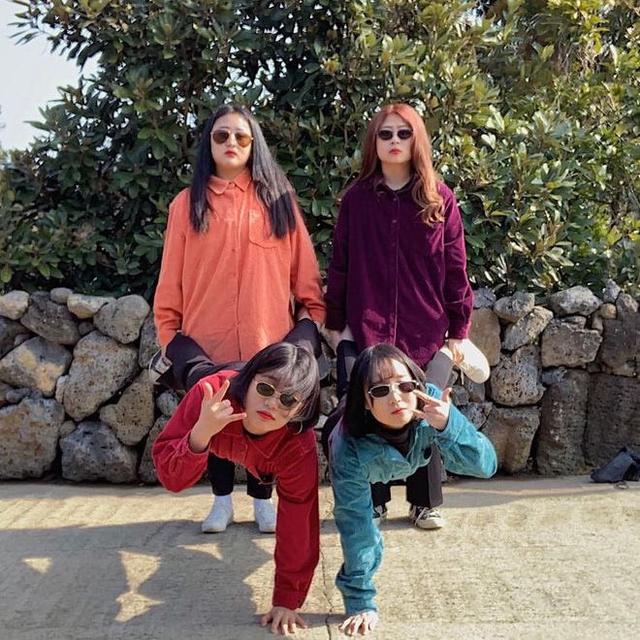 7 Inspirasi Ide Pose Foto Bareng Bestie Ini Gayanya Kocak Banget