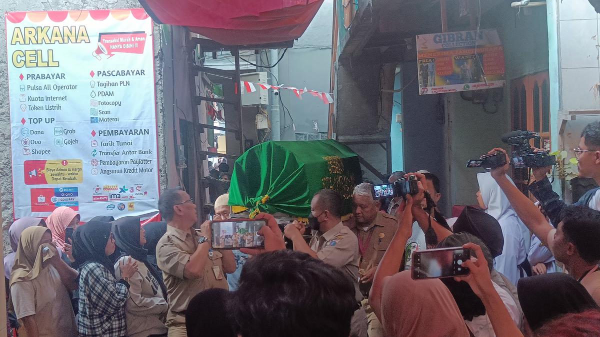 Tangis Keluarga Pecah Sambut Jenazah Siswa SMP yang Tewas Terjatuh dari Lantai 4 Sekolah - News ...