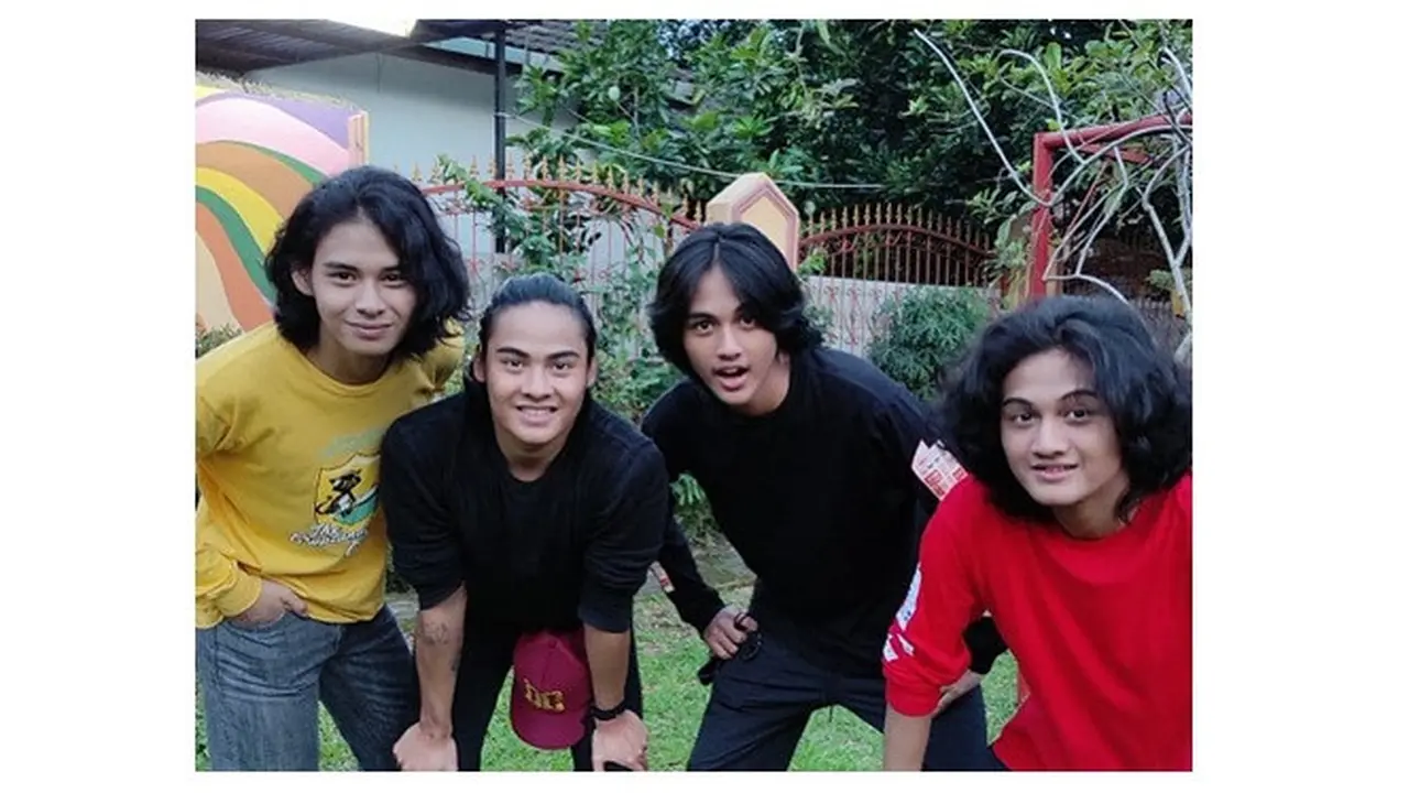 8 Potret Kompak Empat Anak Ferdy Tahier Vokalis Element, Gondrong Semua ...