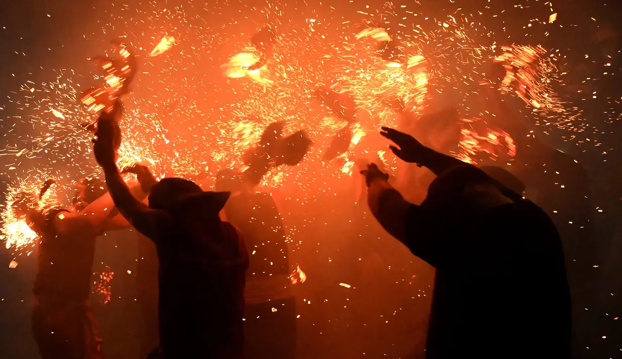 FOTO: Menyaksikan Ritual Perang Api Para Pemuda di Bali - Foto Liputan6.com