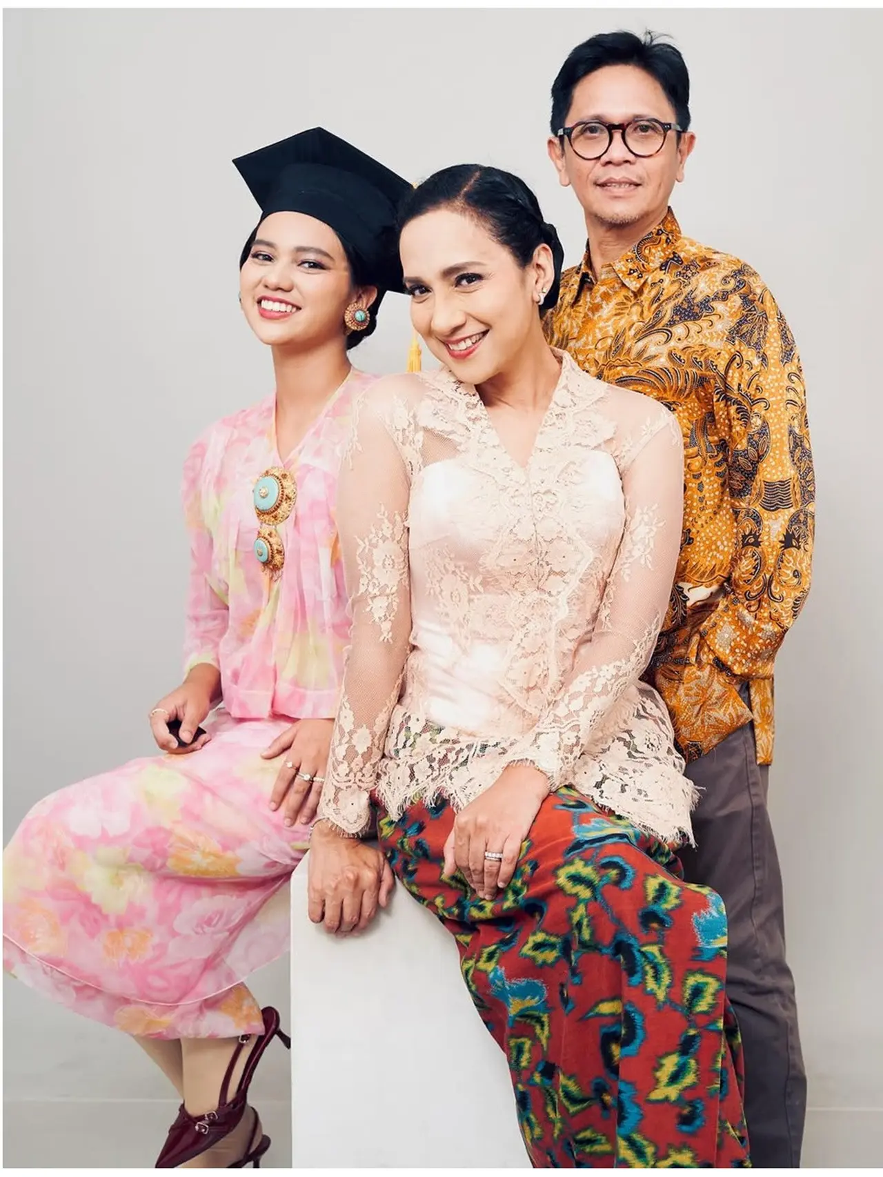 6 Potret Wisuda Anak Shahnaz Haque dan Gilang Ramadhan, Lulus ...