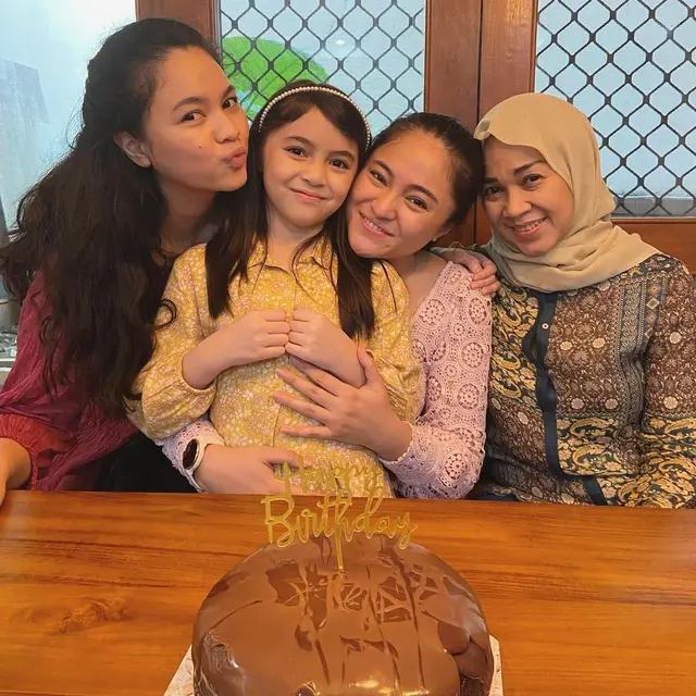 6 Momen Ulang Tahun Marshanda ke-32, Dihadiri Ben Kasyafani dan Sienna Ameerah - Hot Liputan6.com