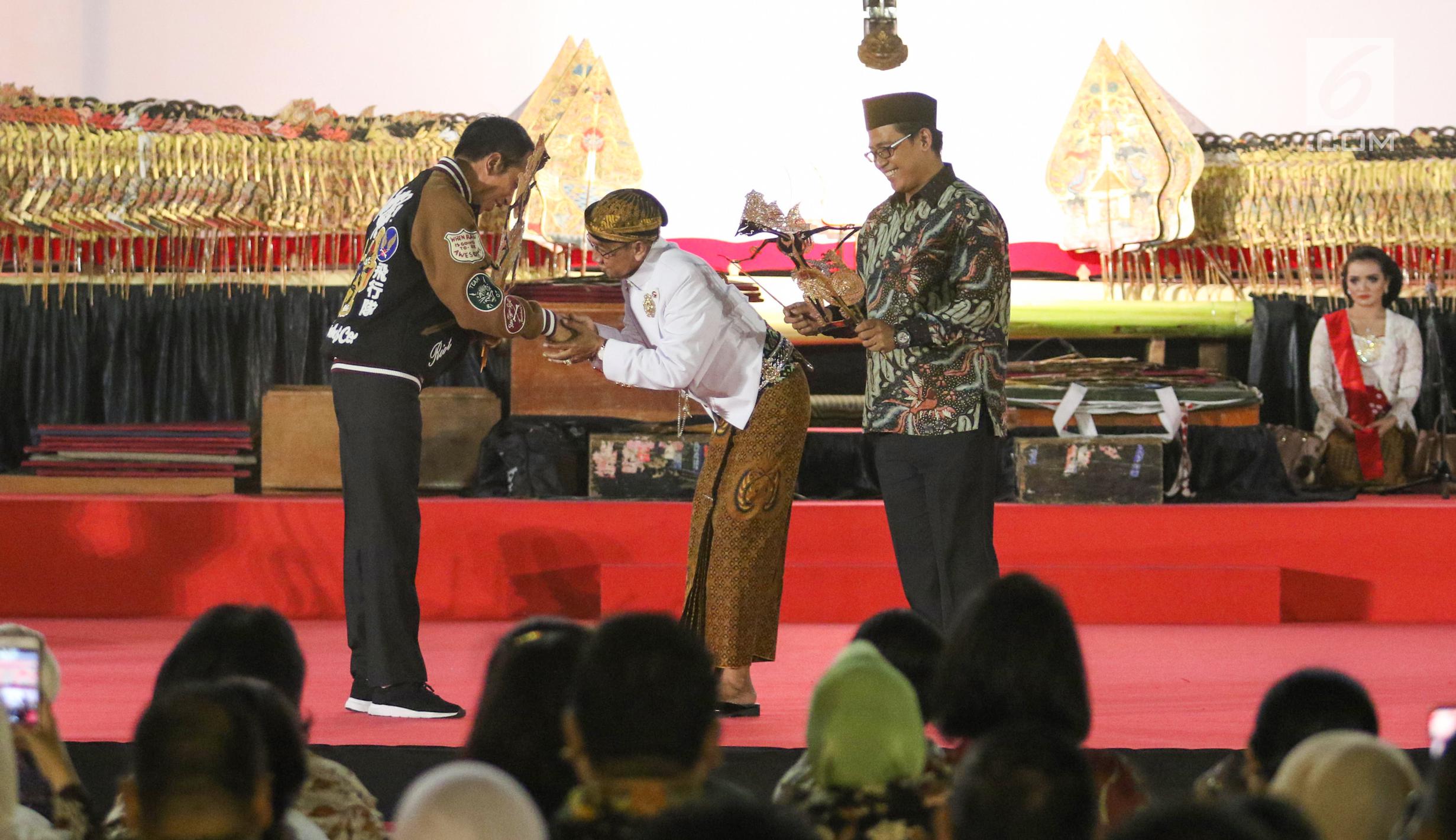 FOTO: 74 Tahun Indonesia Merdeka, Presiden Jokowi Nonton Wayang Kulit ...