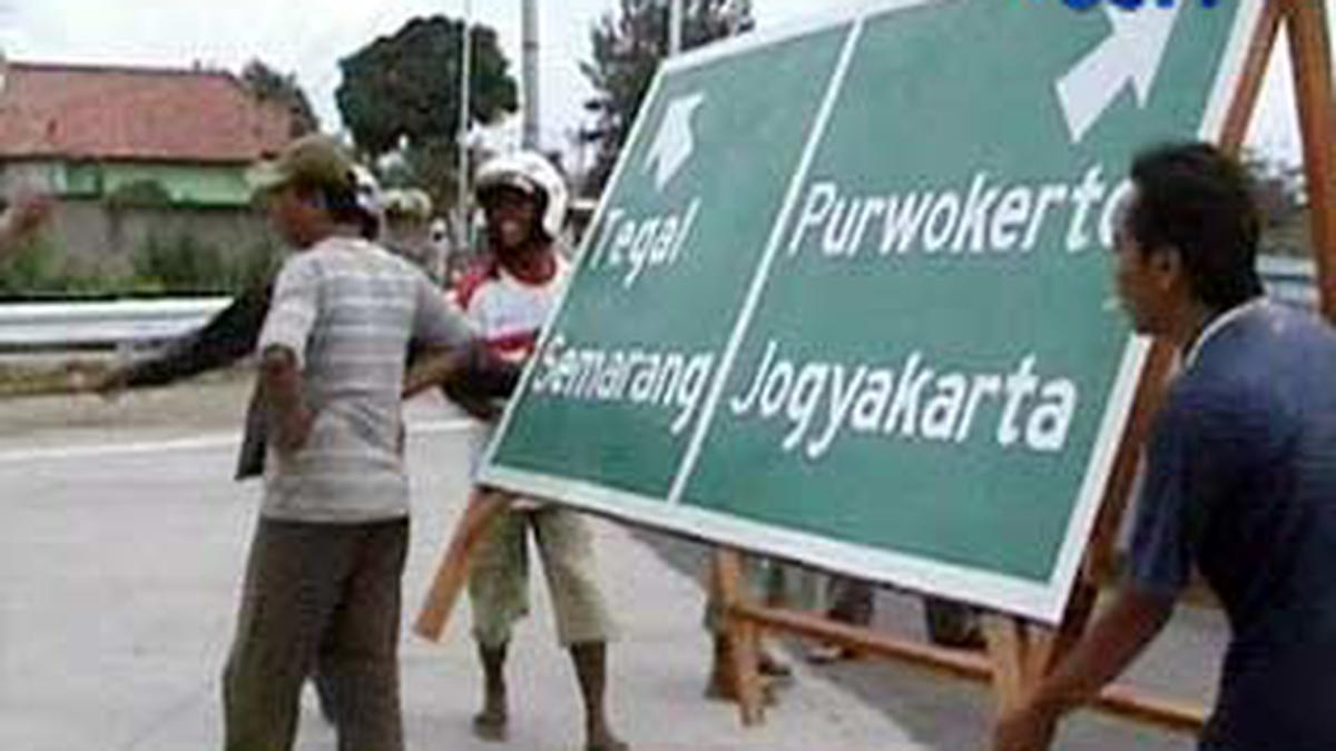 Warga Blokade Tol Kanci-Pejagan - News Liputan6.com