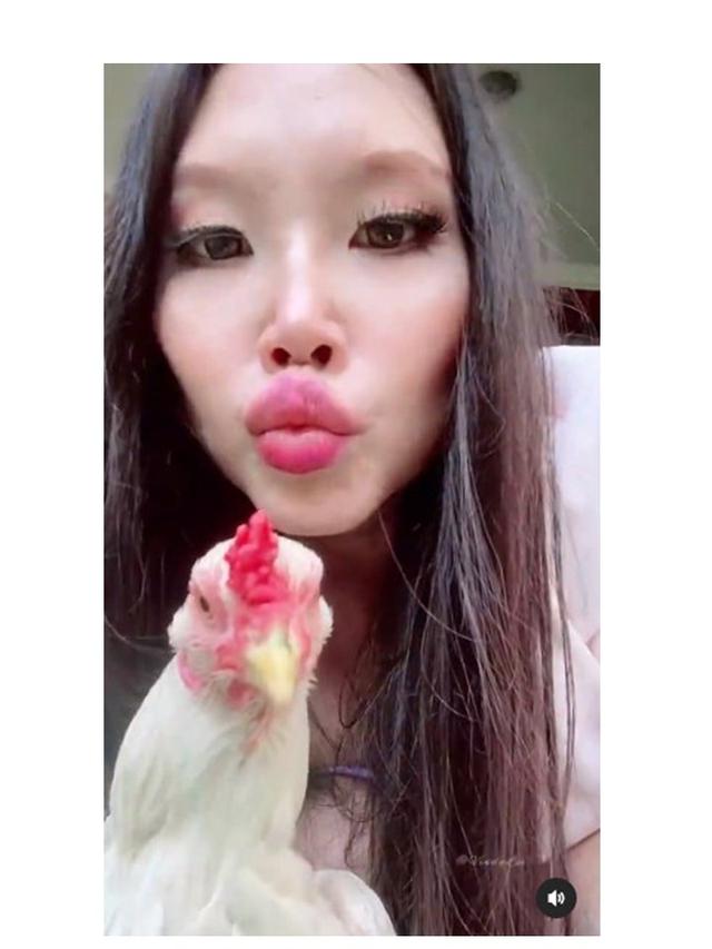 8 Potret Chef Vindy Lee dengan Ayam Peliharaannya, Dirawat Sepenuh Hati