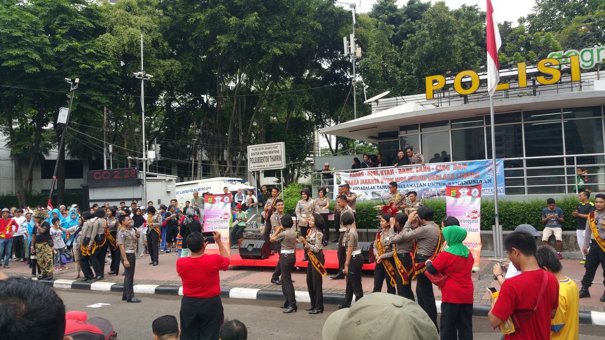 Menikmati CFD di Bundaran HI dengan Konser Mini Polisi Muda