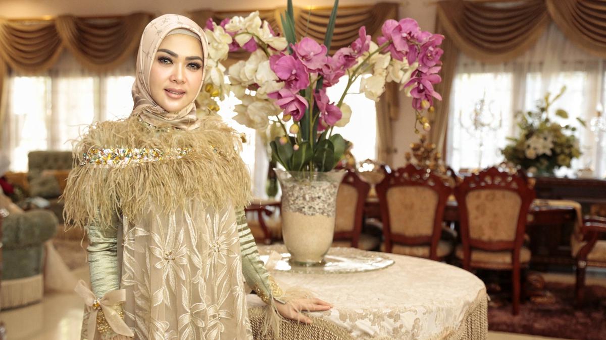 Pakai Busana Hijab Gaya Syahrini Tetap Terlihat Mewah dan Cetar ...