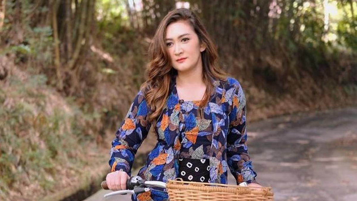 Mengaku Ogah Nikah, Ini 6 Potret Cantik Nafa Urbach yang Disebut Seperti Bidadari - Photo Fimela.com