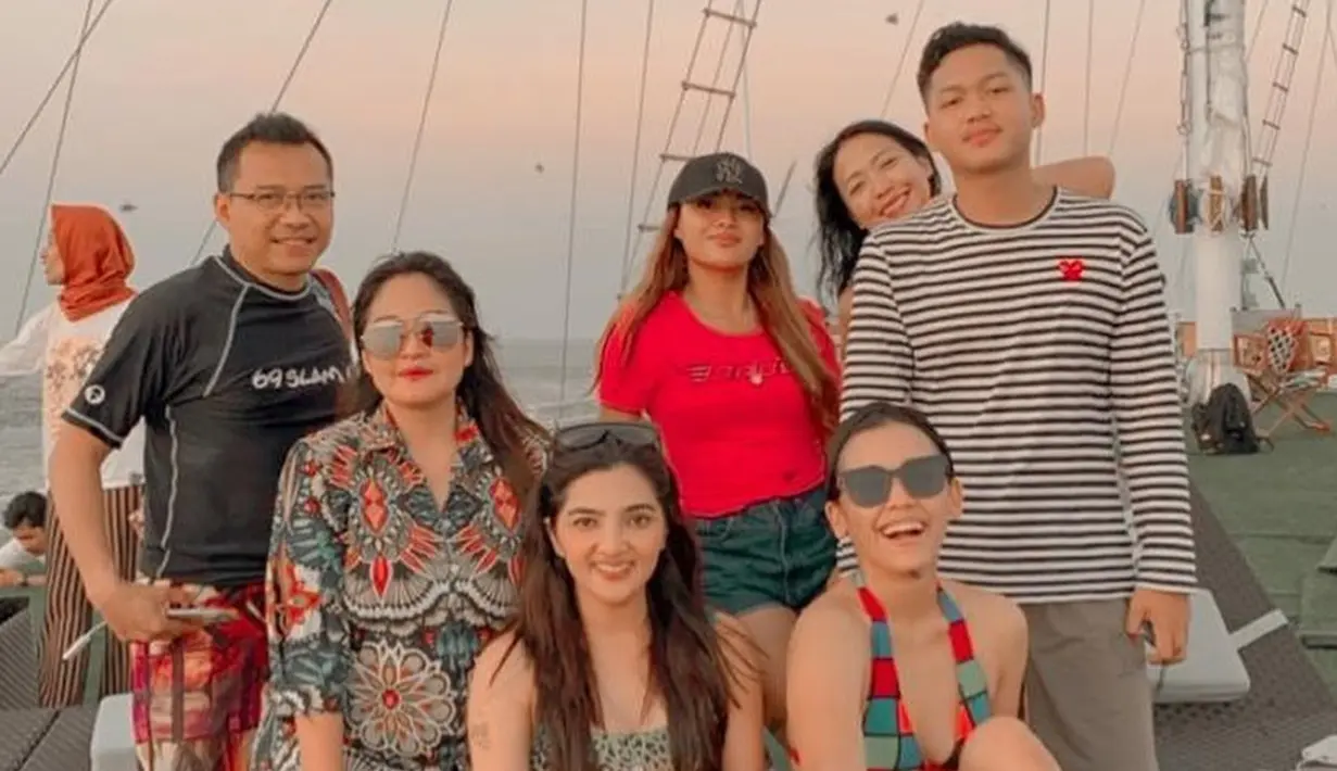 FOTO: Gaya Santai Anang Hermansyah saat Bersama Keluarga, Sederhana ...