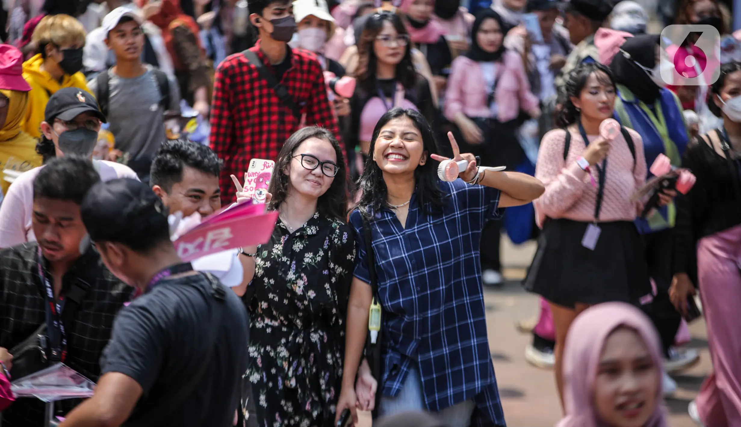 Konser BLACKPINK Jakarta, Ribuan Fans Padati Kawasan GBK - Foto ...