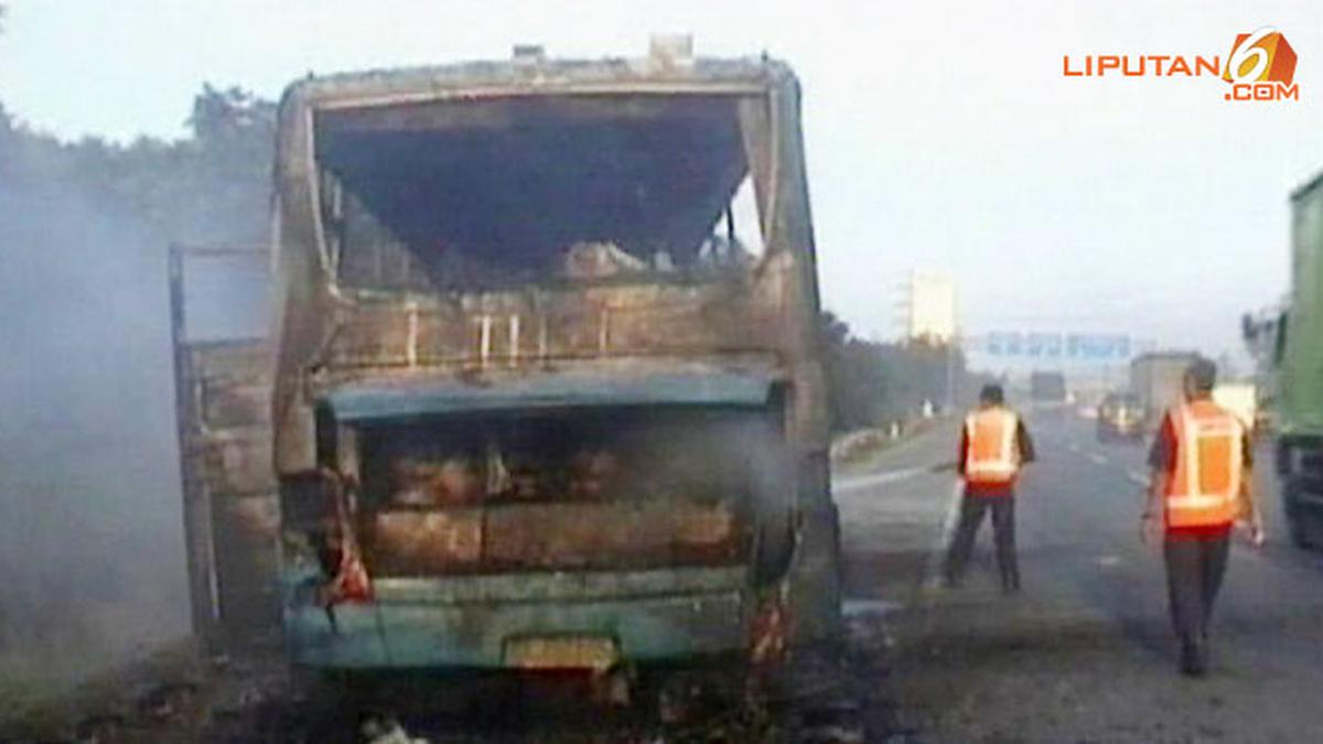 [VIDEO] Korsleting, Bus Terbakar di Tol Jakarta-Cikampek - News ...