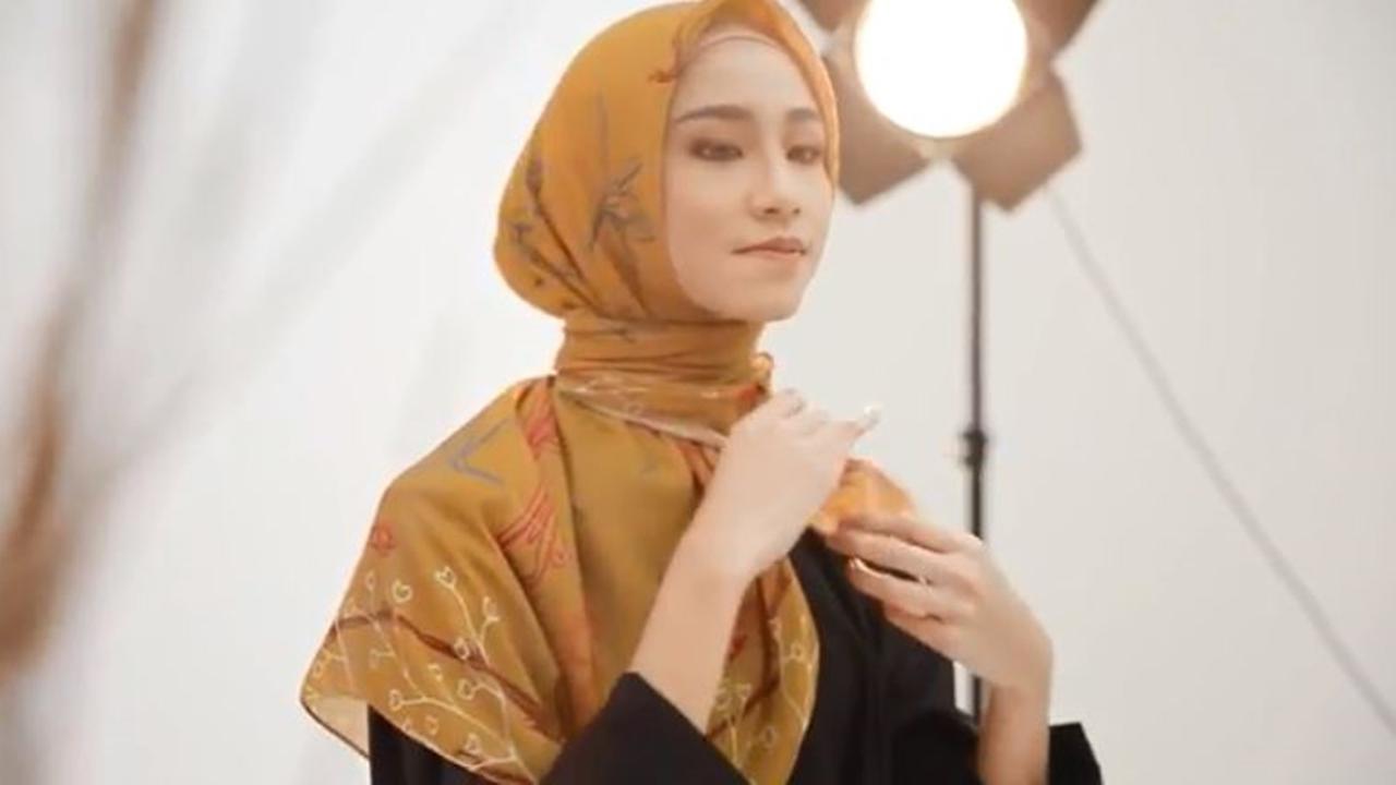 Tutorial Hijab Segi Empat yang Simpel dan Modis