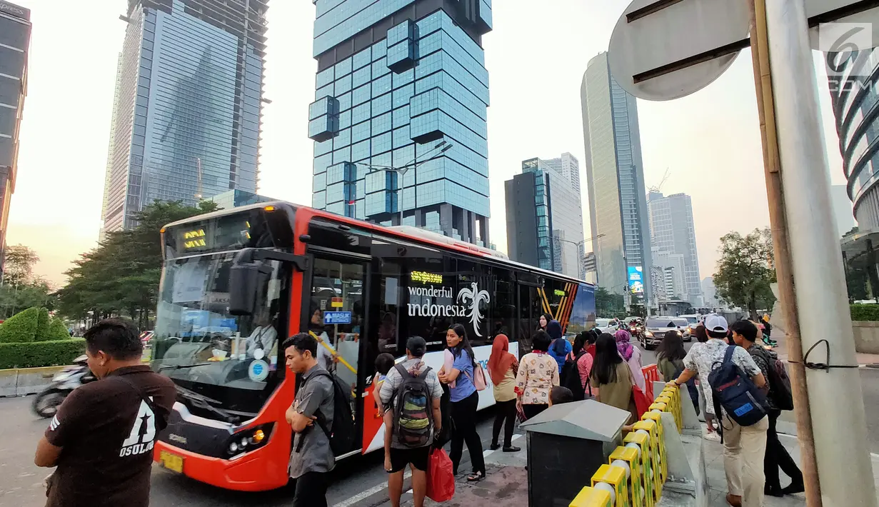 FOTO: Tidak Ada Halte, Warga Tunggu Bus di Tepi Jalan Sudirman - Foto ...