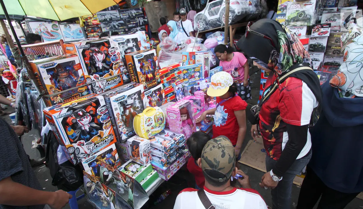 FOTO: Libur Lebaran, Anak-Anak Serbu Toko Mainan Pasar Gembrong - Foto ...