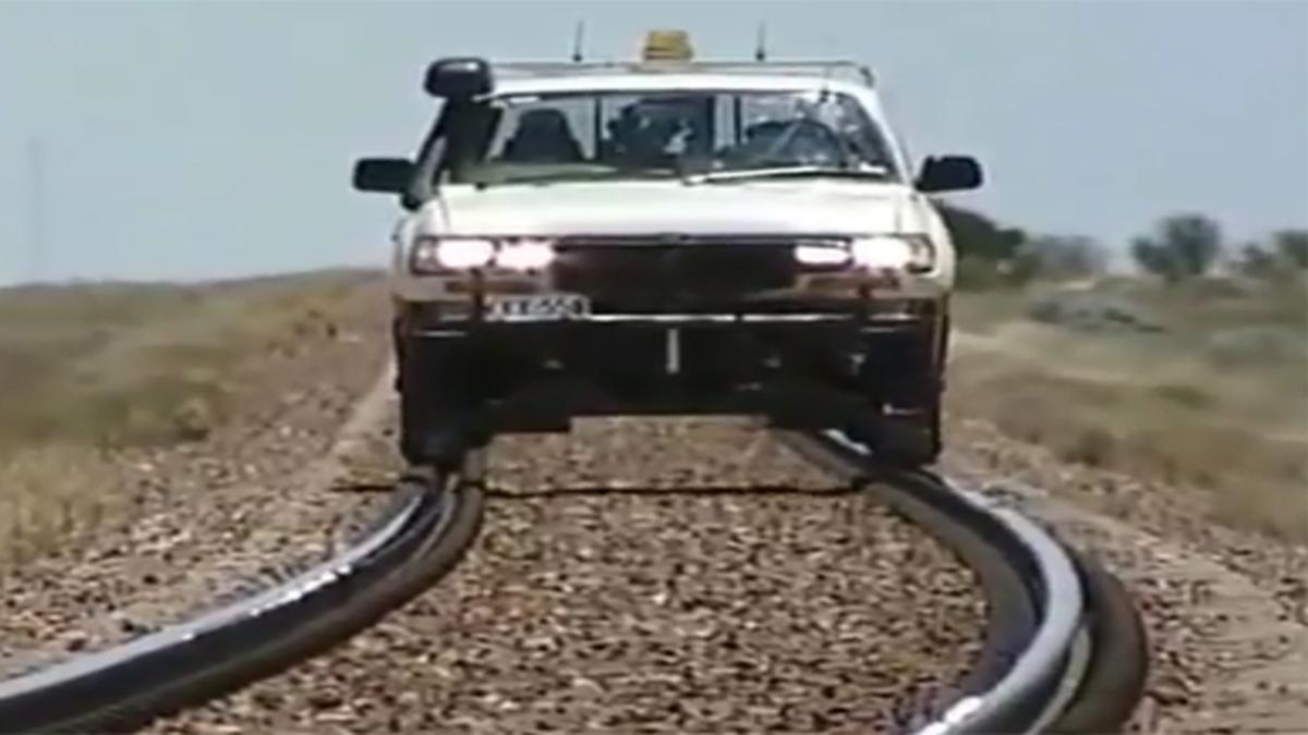 Unik, Mobil Ini Berjalan di Rel Kereta Api - Video Liputan6.com