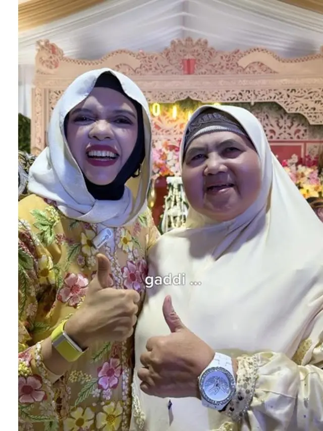 7 Potret Gen Halilintar Bertemu Mamah Dedeh di Tedak Siten Azura, Curi ...