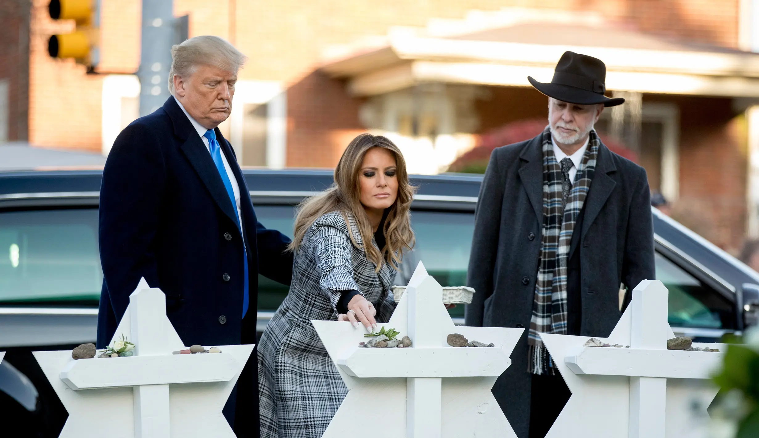 FOTO: Donald Trump Letakkan Batu Gedung Putih di Lokasi Penembakan Maut ...