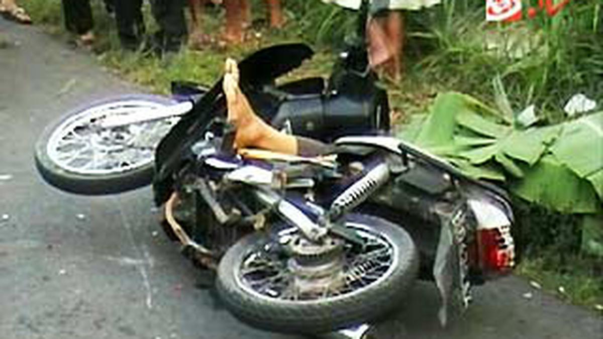 Mobil Tembakau Hantam Sepeda Motor, Dua Tewas - News Liputan6.com