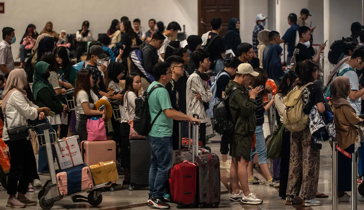 Puncak Arus Mudik Lebaran 2024, Bandara Juanda Surabaya Dipadati Pemudik - Foto Liputan6.com