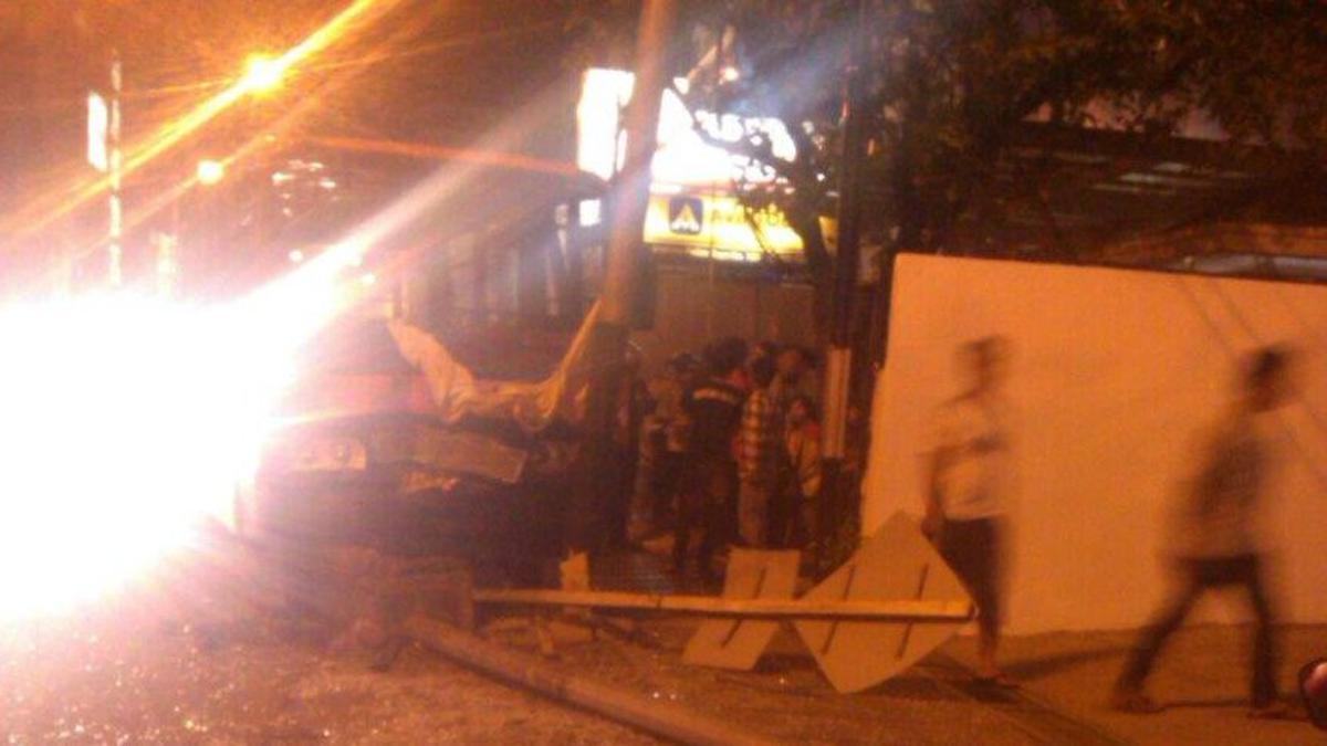 Tabrak tiang di Panglima Polim, Metro Mini ringsek - Berita Otosia.com