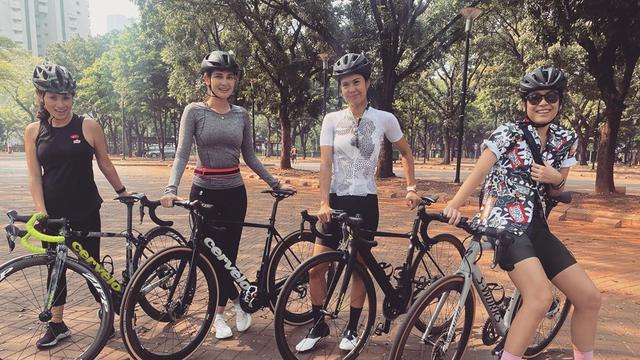 6 Gaya Luna Maya saat Bersepeda, Makin Cantik dan Bugar - Hot Liputan6.com