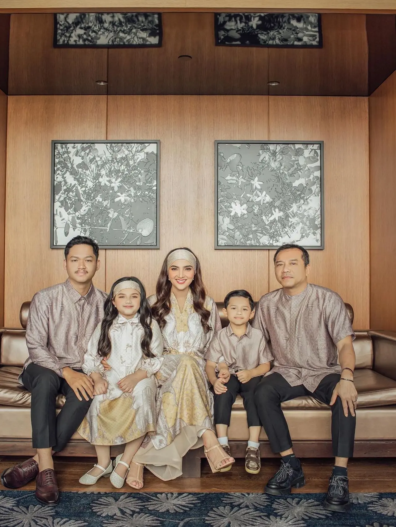 8 Gaya Pemotretan Keluarga Anang Hermansyah dengan Berbagai Tema ...