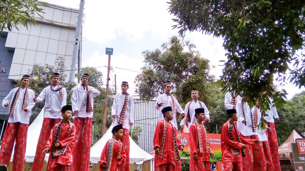 Aksi Egrang 15 Pemuda di Festival Cap Go Meh