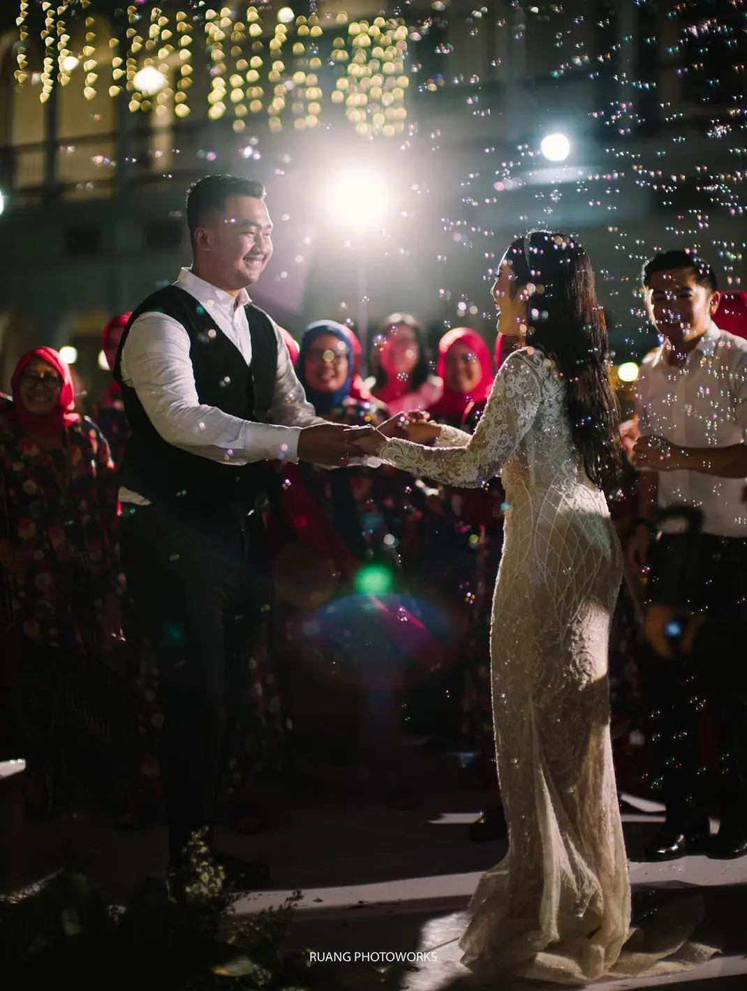 6 Potret Tampilan Resepsi Fay Nabila yang Anggun Dibalut Gaun Klasik