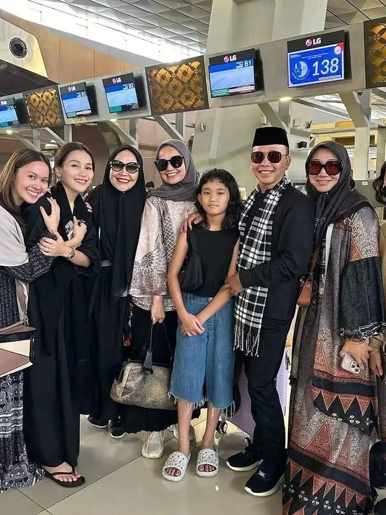 8 Potret Kedekatan Ayu Ting Ting dan Keluarga Calon Suami, Curi Perhatian - Hot Liputan6.com