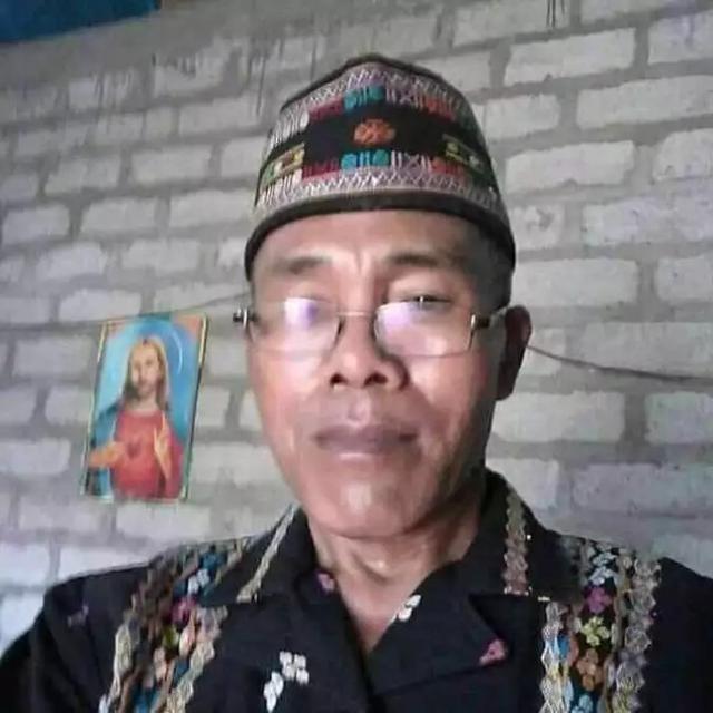 6 Potret Bapak-Bapak Selfie Ini Kocak, Ekspresi Datarnya Bikin Ngakak