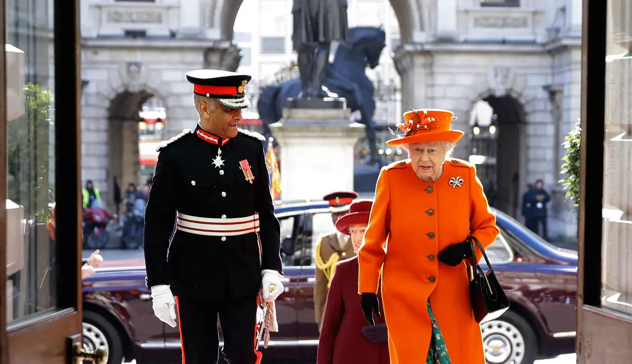 FOTO: Gaya Ratu Elizabeth II Saat Hadiri Pembukaan Galeri Seni di ...