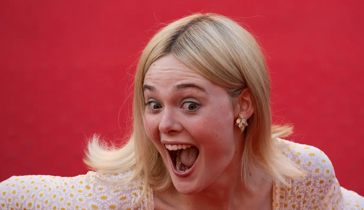 Pesona Elle Fanning Berbalut Gaun Transparan dan Pamer Punggung di ...
