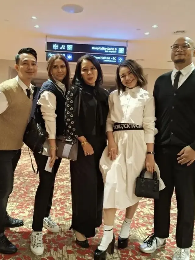 8 Gaya Artis Hadir Konser Melly Goeslaw Di Malaysia Ada Keluarga Raffi Ahmad Hingga Yuni Shara