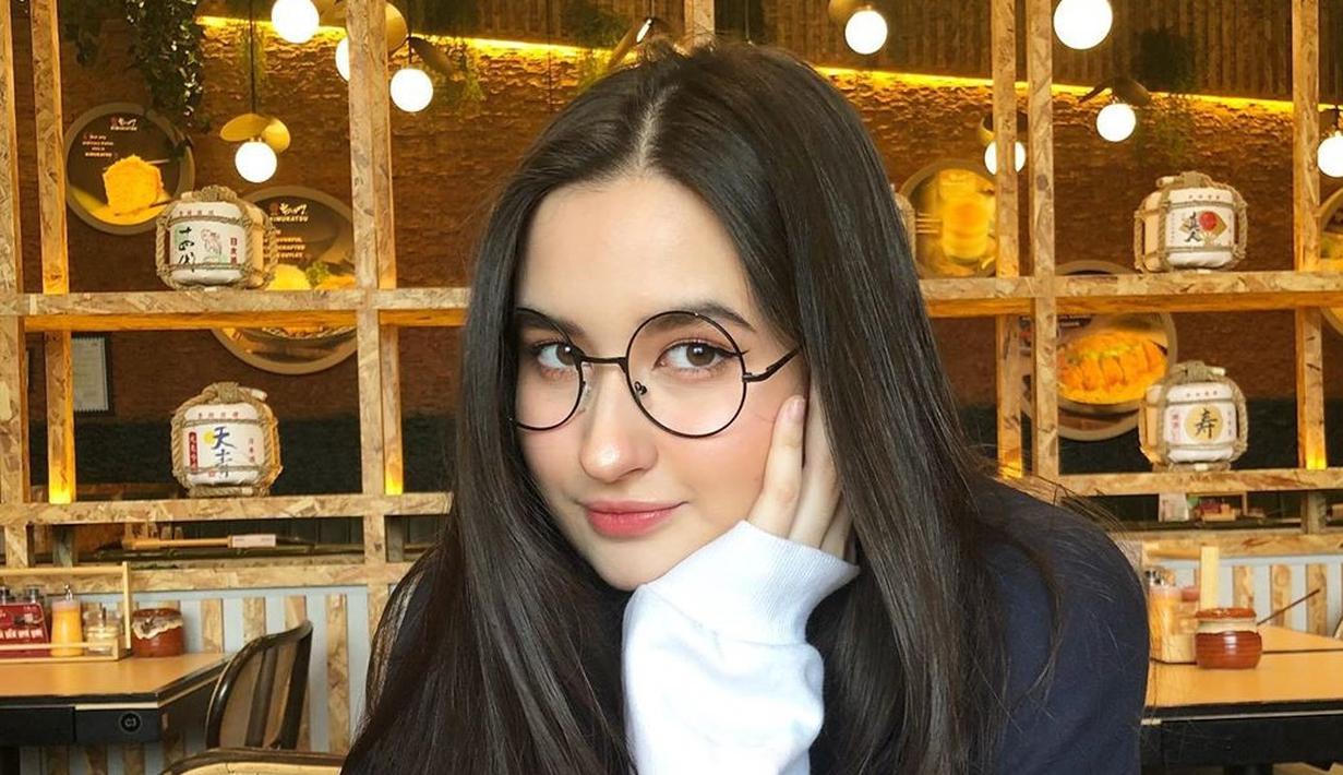 FOTO: Gaya Stephanie Poetri Berkacamata, Cantik Kasual