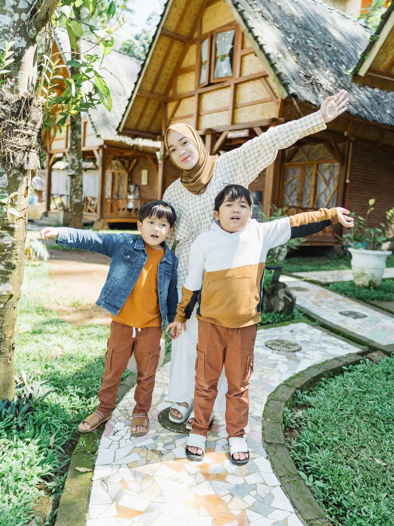 6 Potret Terbaru Ririe Fairus Mantan Istri Ayus Sabyan, Kompak Bareng ...