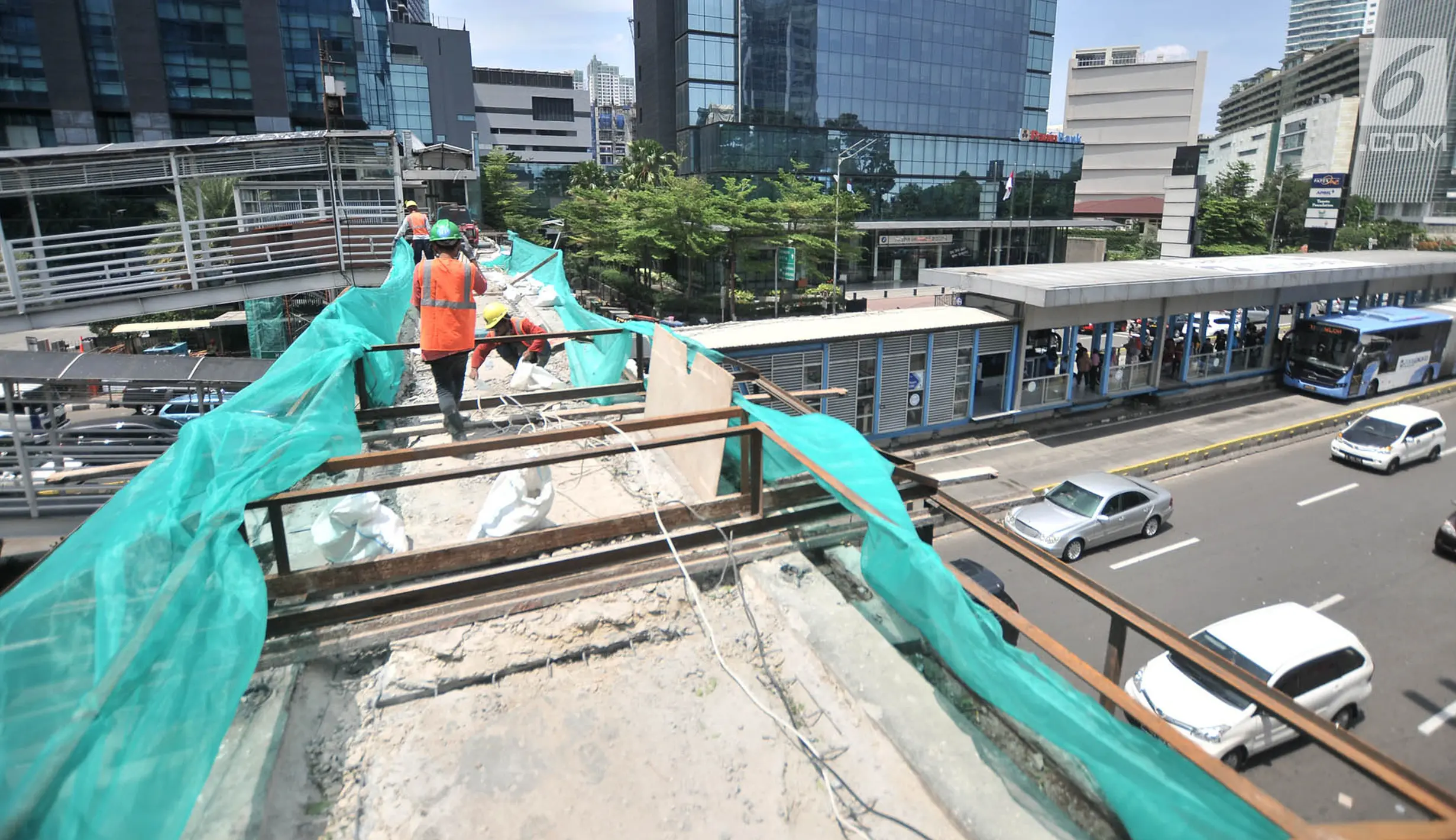 FOTO: Urai Kemacetan, JPO Tosari Dibongkar - Foto Liputan6.com