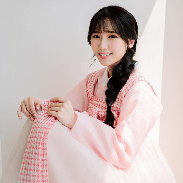 Profil Rosakis, Youtuber Korea yang Mahir Masak Makanan Indonesia - On ...