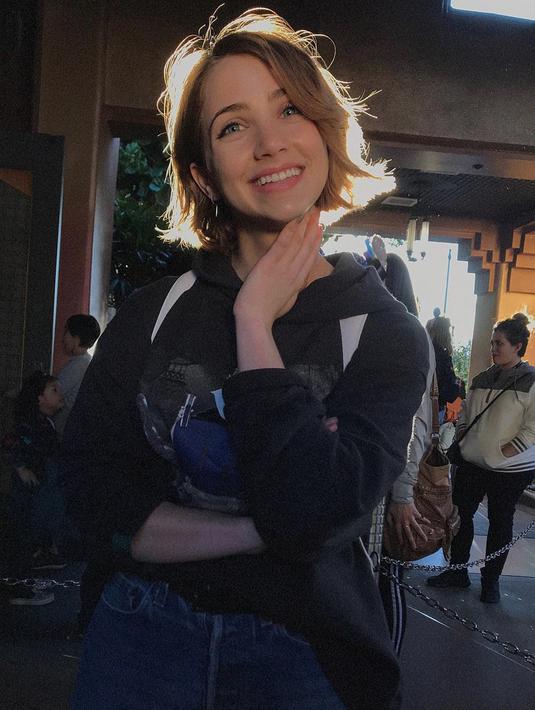 Potret Emily Rudd, Pemeran Nami One Piece Versi Live Action - Foto ...