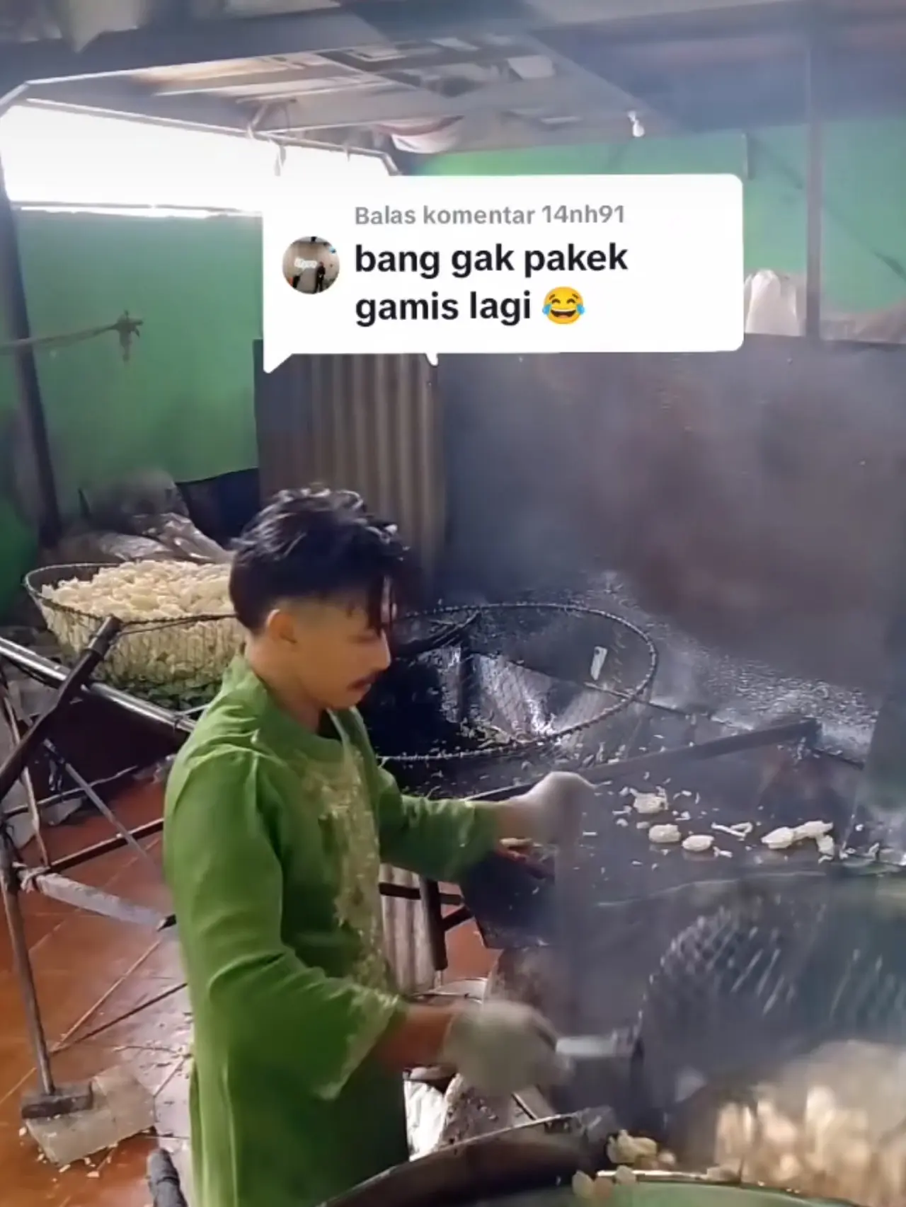 7 Outfit Nyeleneh Mas-Mas Tukang Goreng Kerupuk Ini Kocak, Pakai Gamis - Hot Liputan6.com