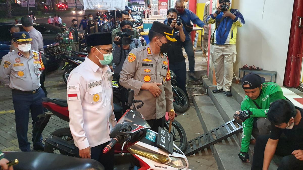 Puluhan Warga Di Depok Dibubarkan Lantaran Menimbulkan Kerumunan