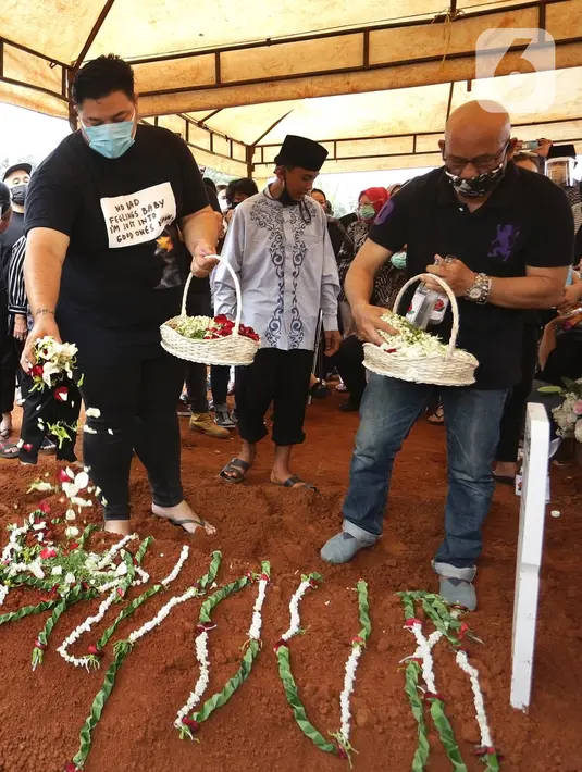 FOTO: Ketegaran Ivan Gunawan Saat Pemakaman Sang Ayah - Foto Liputan6.com