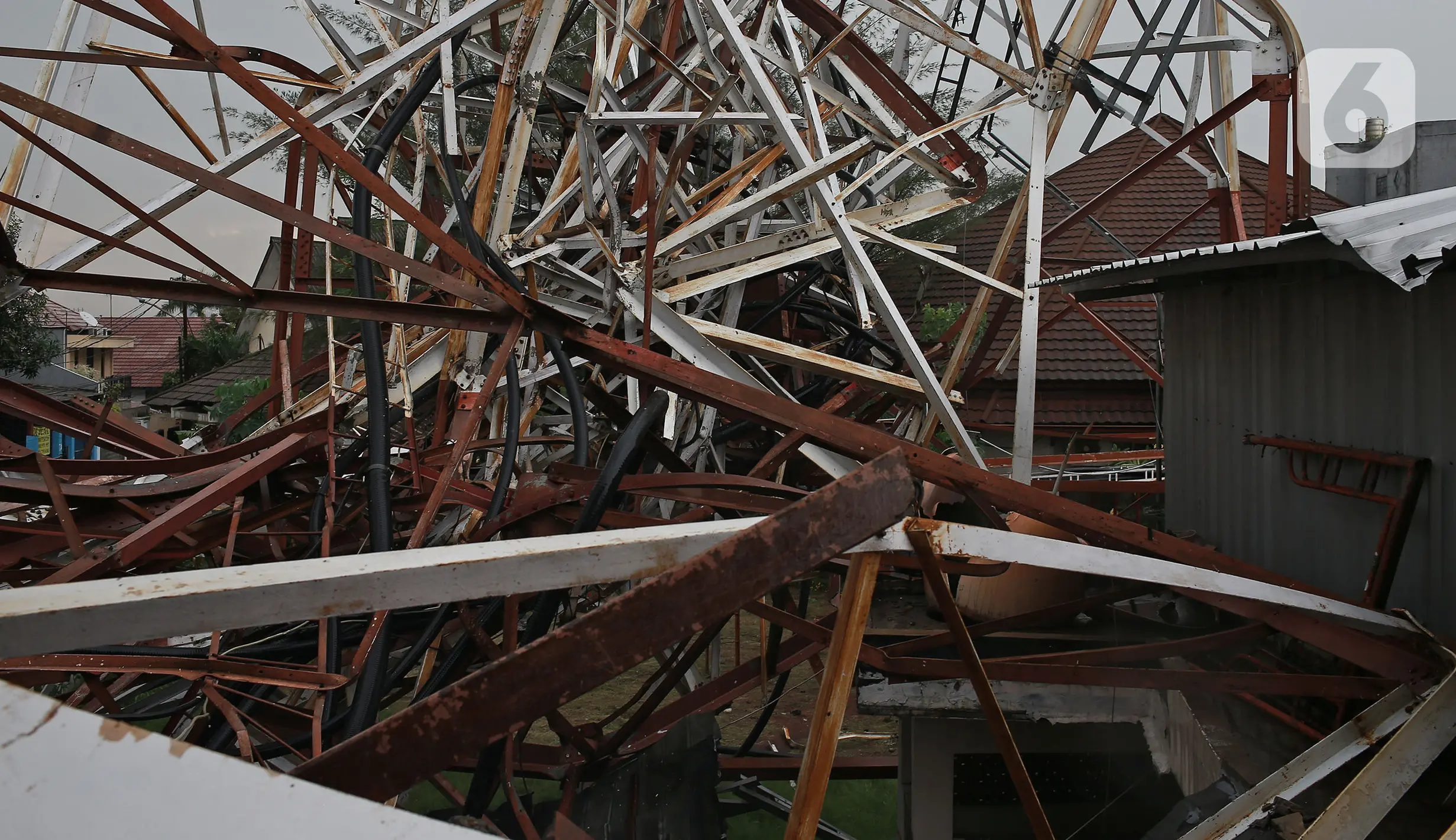 FOTO: Kondisi Menara BTS RRI yang Roboh di Radio Dalam - Foto Liputan6.com