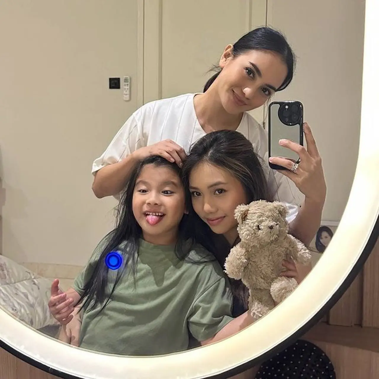 6 Potret Kebersamaan Ririn Ekawati dengan Putri Sulungnya - Entertainment Fimela.com