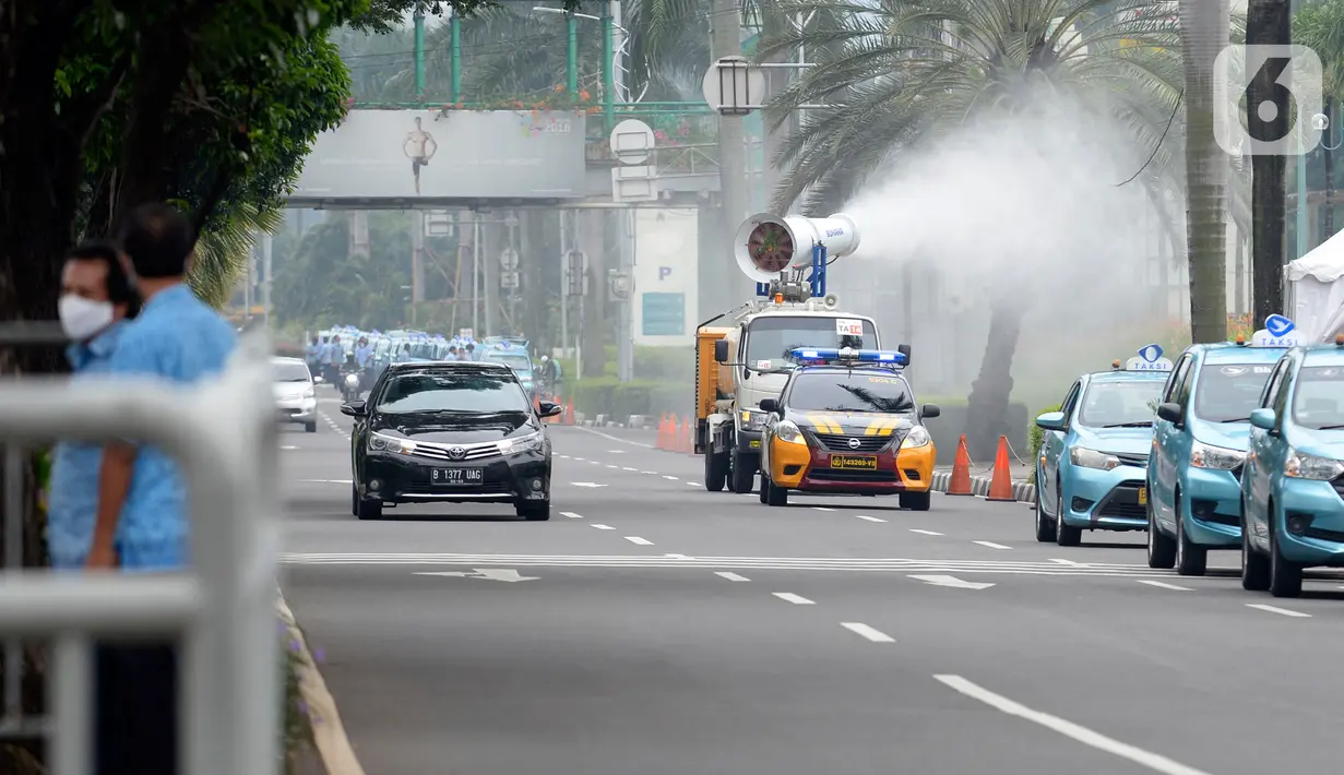 FOTO: Penyemprotan Disinfektan Menggunakan Mobil Gunner di Jalanan ...