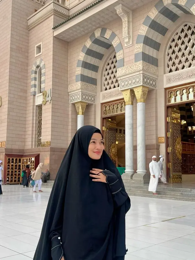 5 Potret Titi Kamal dan Christian Sugiono Umrah pada Awal 2024 - ShowBiz Liputan6.com