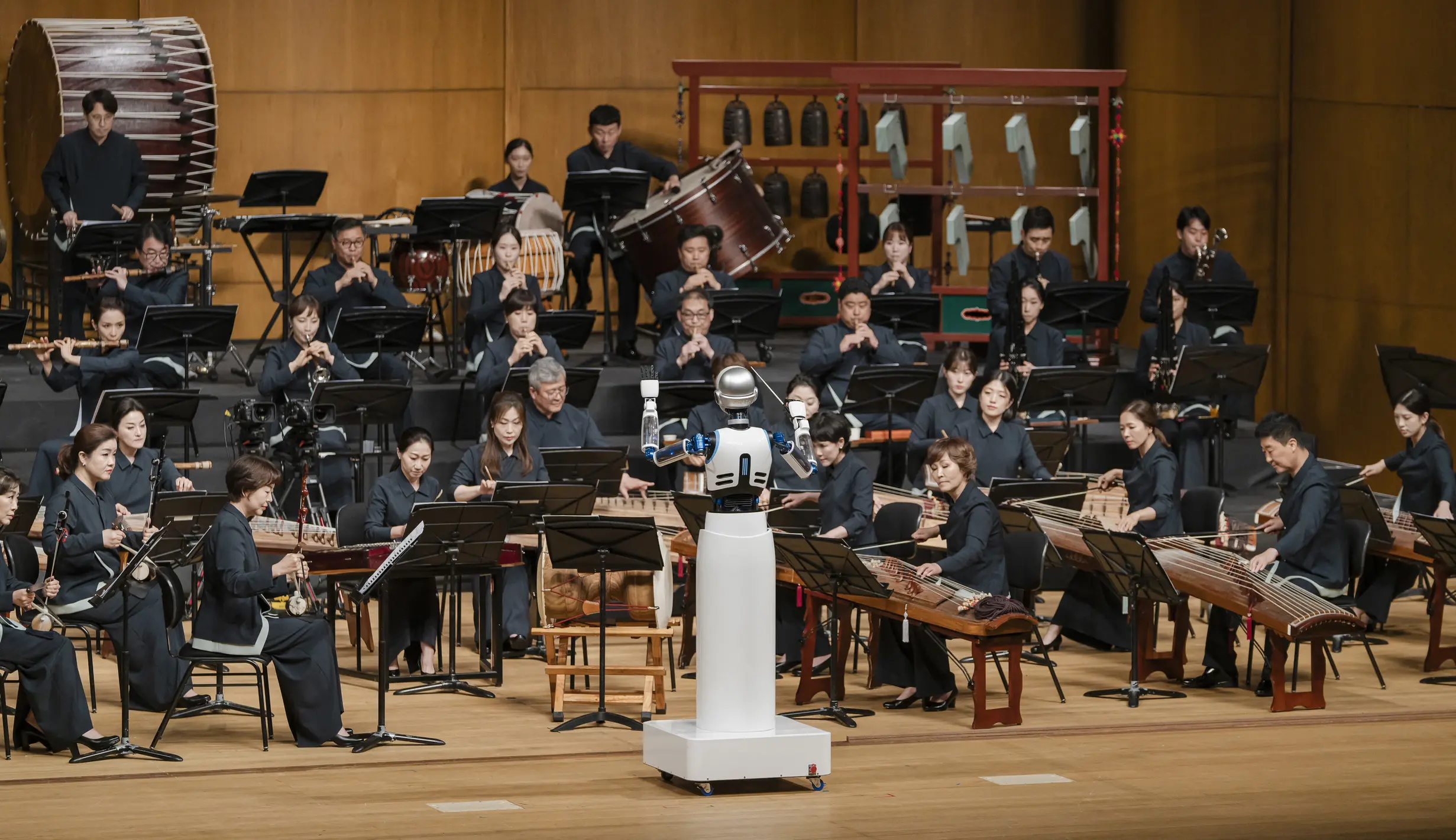 Debut Robot Tampil Sebagai Konduktor Orkestra Nasional Korea Selatan ...