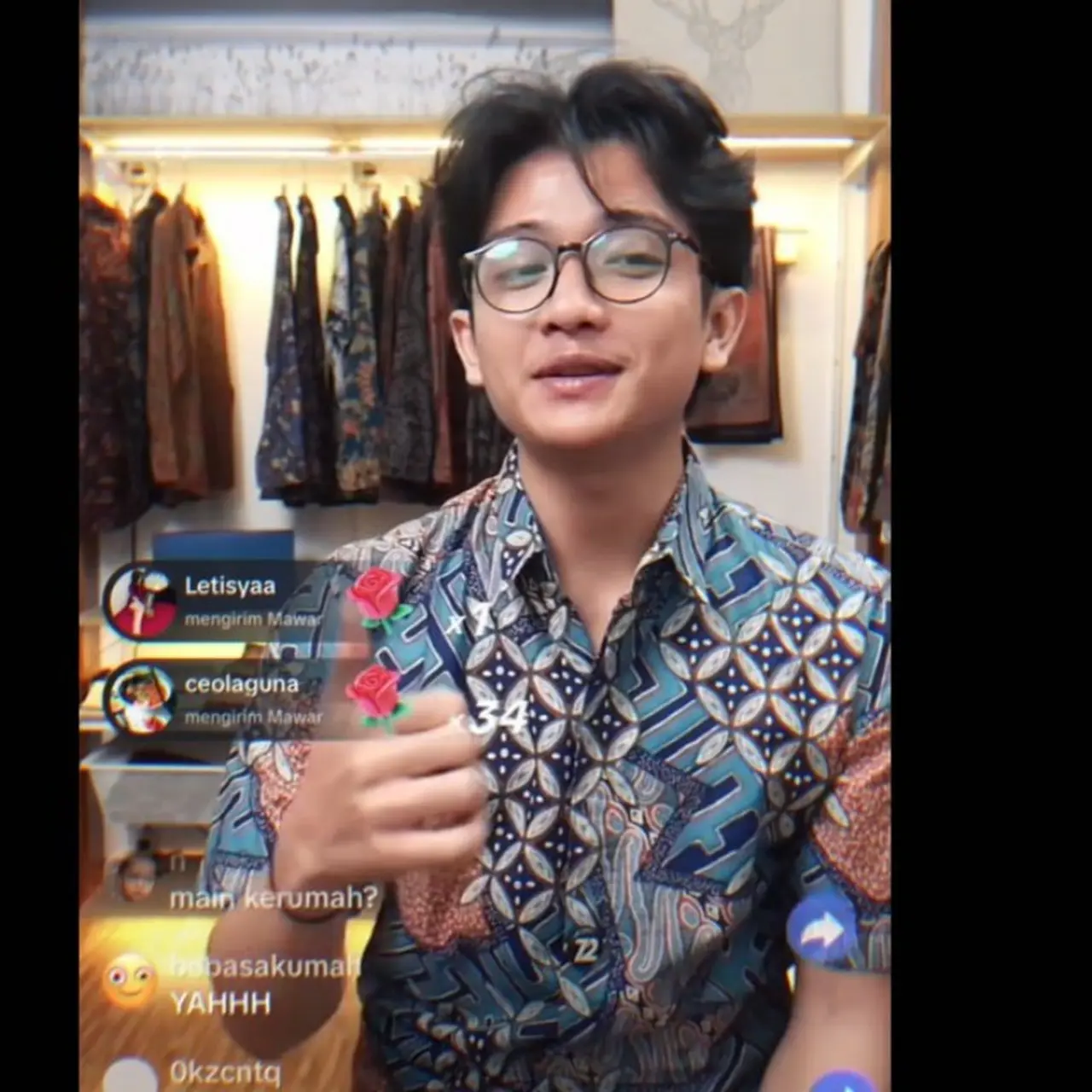 Pria Penjual Batik Bikin Heboh, Dagangan Diserbu Pembeli sampai Salting ...