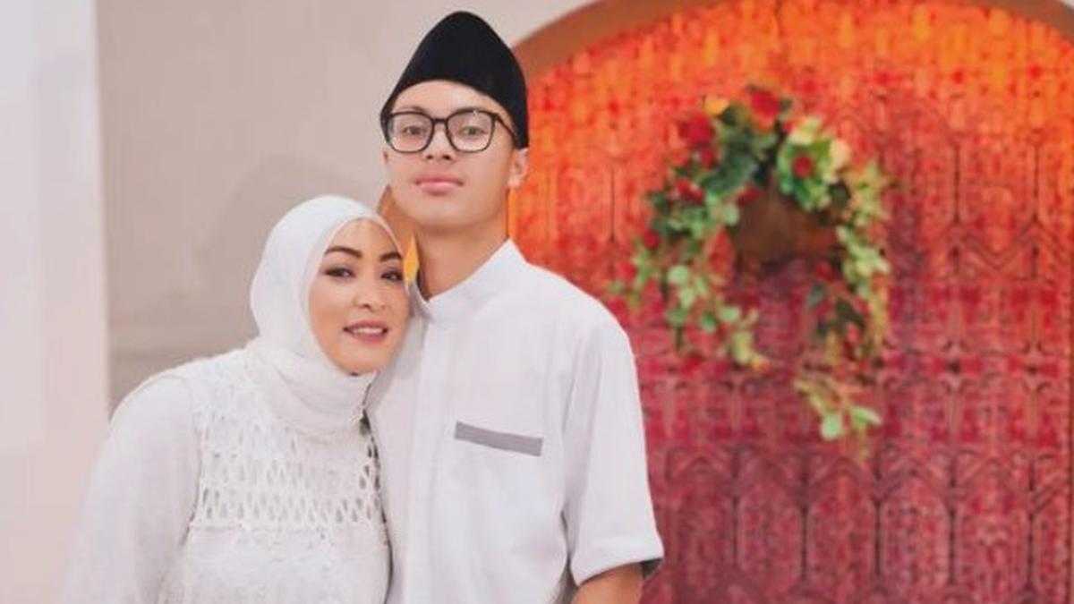 6 Potret Angelina Sondakh Tampil Serba Putih saat Rayakan Ulang Tahun Keanu Massaid ke 15 ...